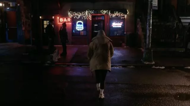 Smile 2 Outfits: Skye Riley (Naomi Scott) usa zapatillas blancas en la ...