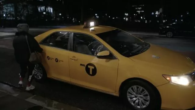 Vestuario de la película Smile 2: Skye Riley (Naomi Scott) lleva ...