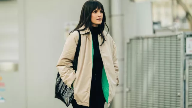 Les looks de Cat's Eyes : Tamara (Camille Lou) porte un manteau ...
