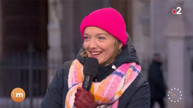 Maya Lauqué porte une écharpe colorée dans l'émission Télématin le 8 ...