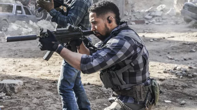 Tiled shirt de dans (S04E08) Ray Perry (Neil Brown Jr.) SEAL Team | Spotern