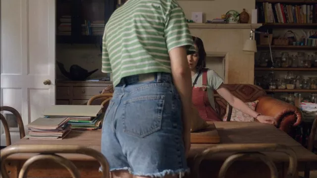Short en jean porté par Cara Ward (Asha Banks) dans A Good Girl’s Guide ...