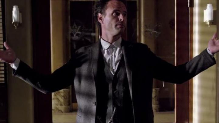 Justified: Clothes, Outfits, Brands, Style and Looks | Spotern