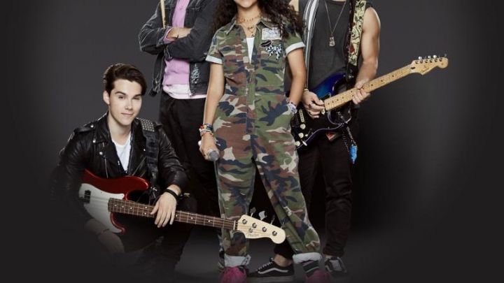 Julie and the Phantoms: Clothes, Outfits, Brands, Style and Looks | Spotern