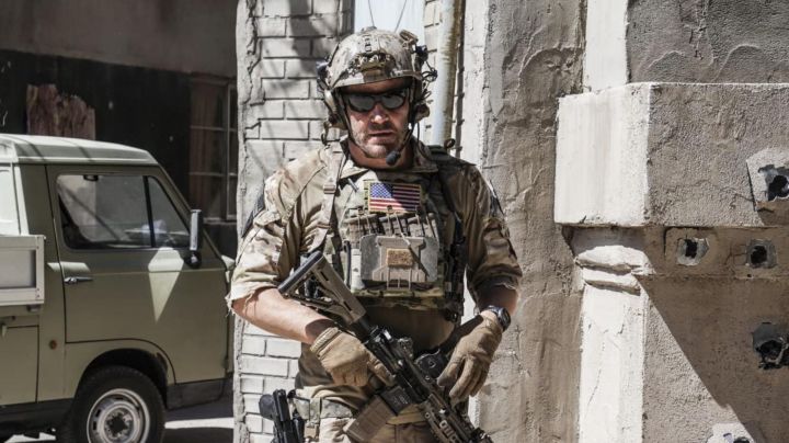 Jason Hayes (played by David Boreanaz) outfits on SEAL Team