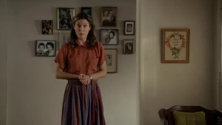 Mary Cooper (played by Zoe Perry) outfits on Young Sheldon